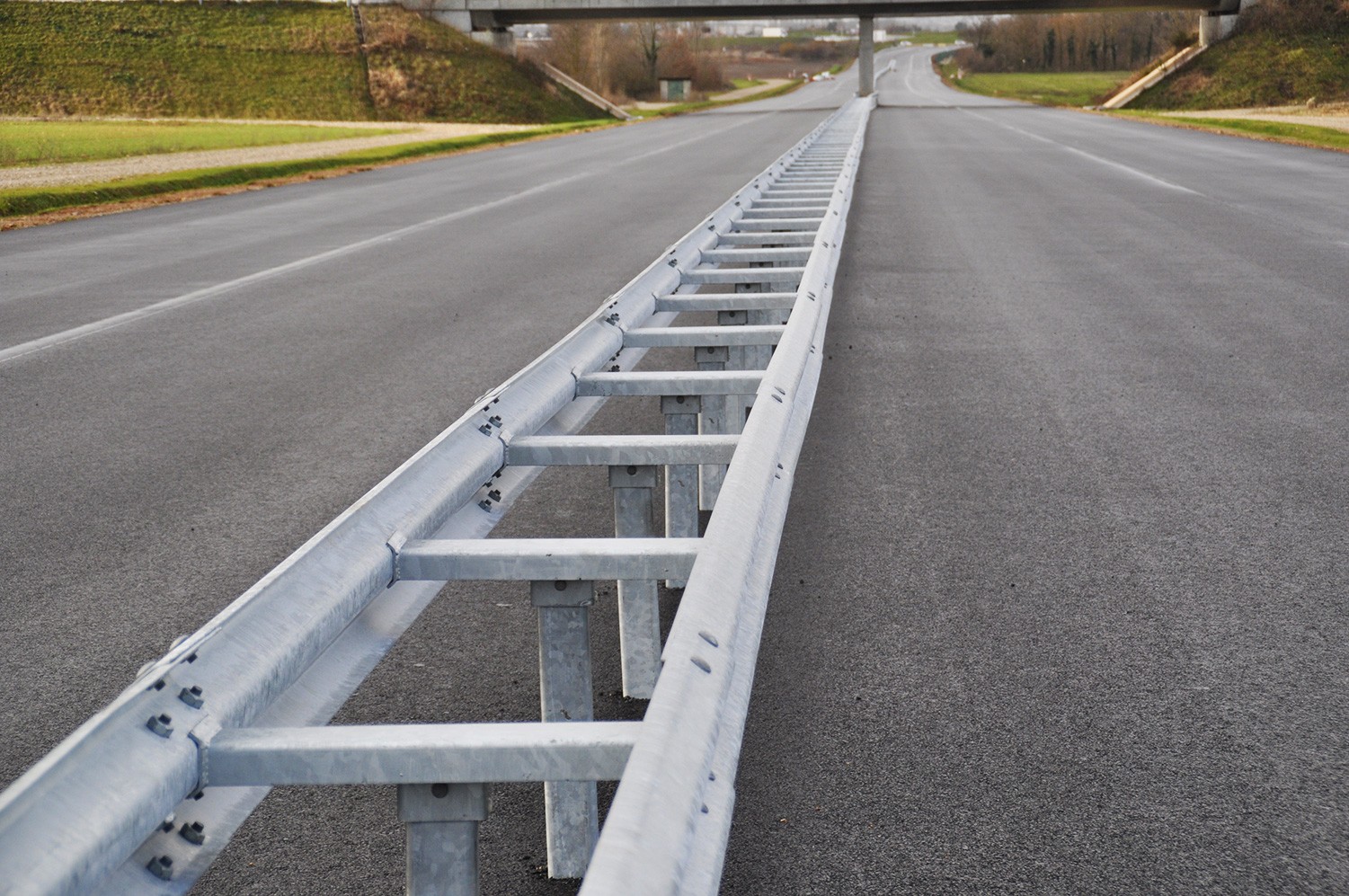Glissière de sécurité à installer en milieu de chaussée pour protéger ...